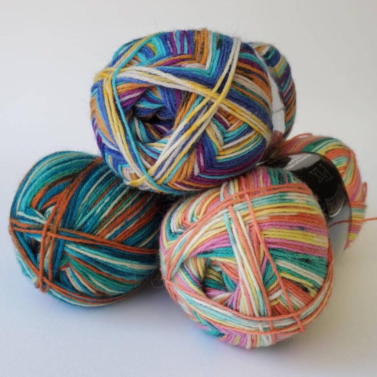 FREE Holly Leaves Knitting Pattern | Stitch & Skein